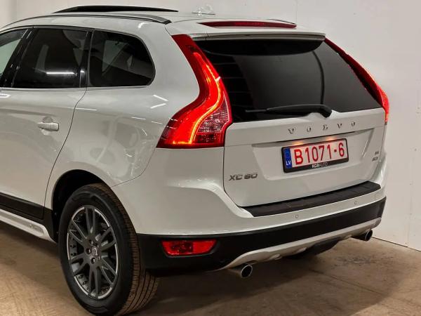 White Volvo XC60 2009 in Jurmala, with an engine capacity of 2.40 L and mileage of 334 thousand km for 9995 €, photo 10 on AUTOMOTO.COM.LV