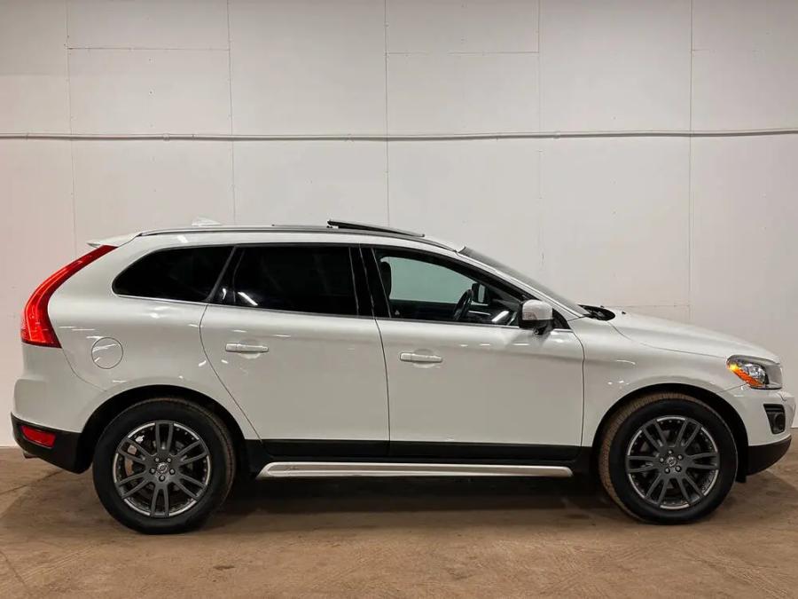 White Volvo XC60 2009 in Jurmala, with an engine capacity of 2.40 L and mileage of 334 thousand km for 9995 €, photo 12 on AUTOMOTO.COM.LV