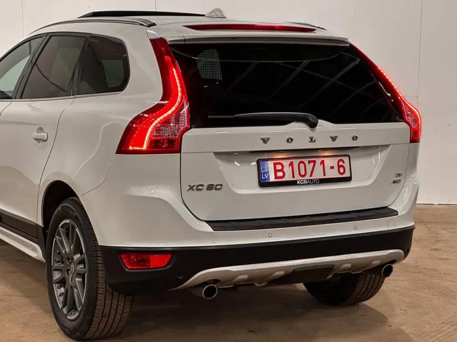 White Volvo XC60 2009 in Jurmala, with an engine capacity of 2.40 L and mileage of 334 thousand km for 9995 €, photo 14 on AUTOMOTO.COM.LV