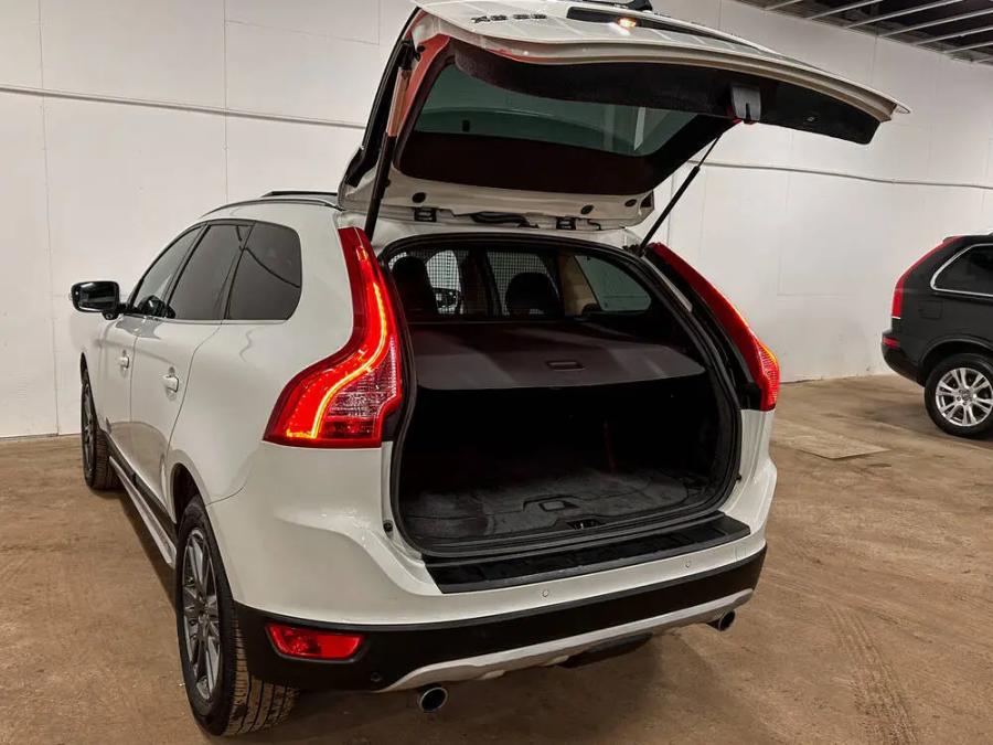 White Volvo XC60 2009 in Jurmala, with an engine capacity of 2.40 L and mileage of 334 thousand km for 9995 €, photo 15 on AUTOMOTO.COM.LV