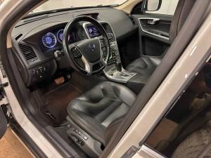 White Volvo XC60 2009 in Jurmala, with an engine capacity of 2.40 L and mileage of 334 thousand km for 9995 €, photo 19 on AUTOMOTO.COM.LV