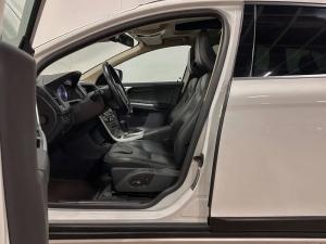 White Volvo XC60 2009 in Jurmala, with an engine capacity of 2.40 L and mileage of 334 thousand km for 9995 €, photo 20 on AUTOMOTO.COM.LV