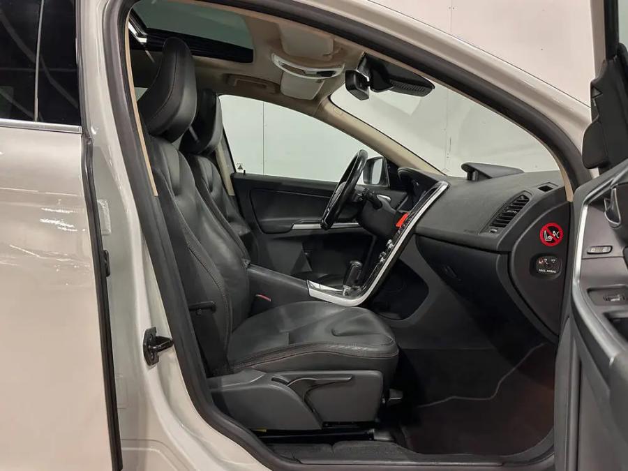White Volvo XC60 2009 in Jurmala, with an engine capacity of 2.40 L and mileage of 334 thousand km for 9995 €, photo 22 on AUTOMOTO.COM.LV