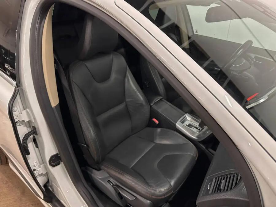 White Volvo XC60 2009 in Jurmala, with an engine capacity of 2.40 L and mileage of 334 thousand km for 9995 €, photo 23 on AUTOMOTO.COM.LV