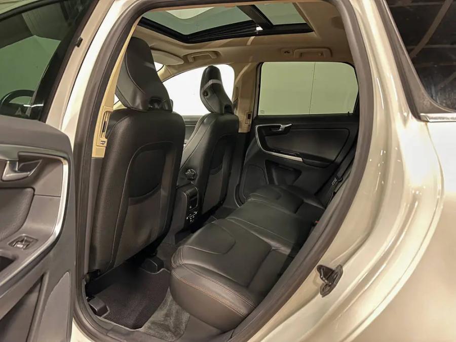 White Volvo XC60 2009 in Jurmala, with an engine capacity of 2.40 L and mileage of 334 thousand km for 9995 €, photo 24 on AUTOMOTO.COM.LV