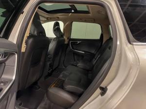 White Volvo XC60 2009 in Jurmala, with an engine capacity of 2.40 L and mileage of 334 thousand km for 9995 €, photo 25 on AUTOMOTO.COM.LV