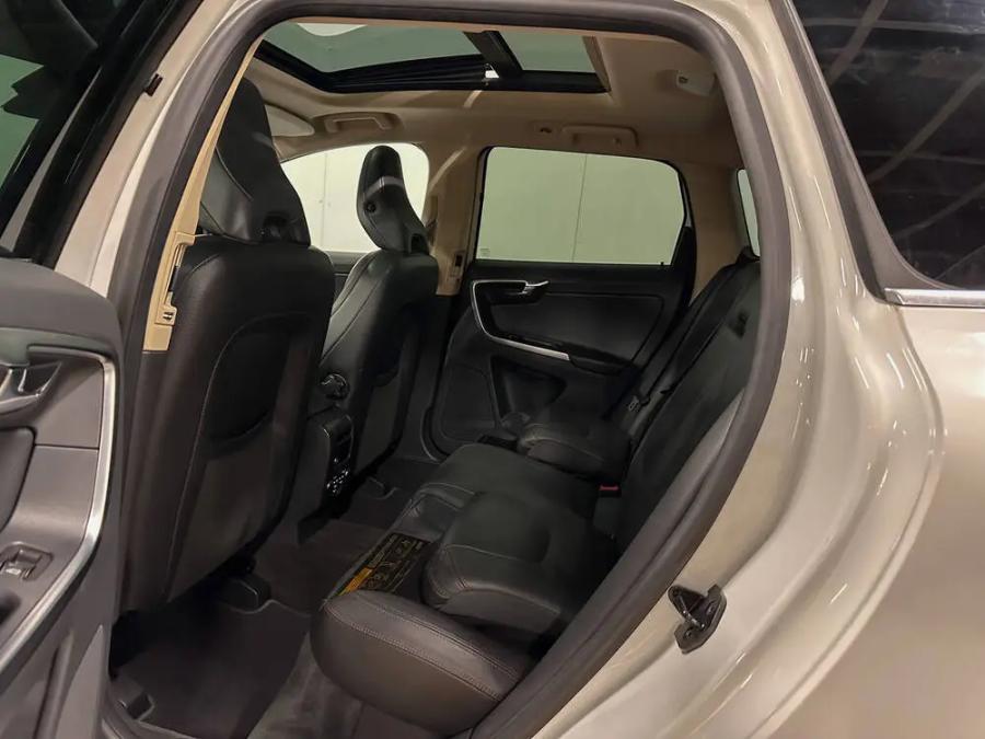 White Volvo XC60 2009 in Jurmala, with an engine capacity of 2.40 L and mileage of 334 thousand km for 9995 €, photo 25 on AUTOMOTO.COM.LV