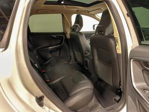 White Volvo XC60 2009 in Jurmala, with an engine capacity of 2.40 L and mileage of 334 thousand km for 9995 €, photo 27 on AUTOMOTO.COM.LV