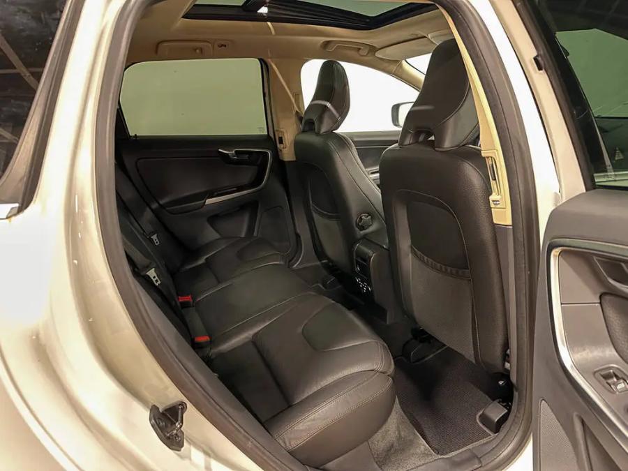 White Volvo XC60 2009 in Jurmala, with an engine capacity of 2.40 L and mileage of 334 thousand km for 9995 €, photo 27 on AUTOMOTO.COM.LV