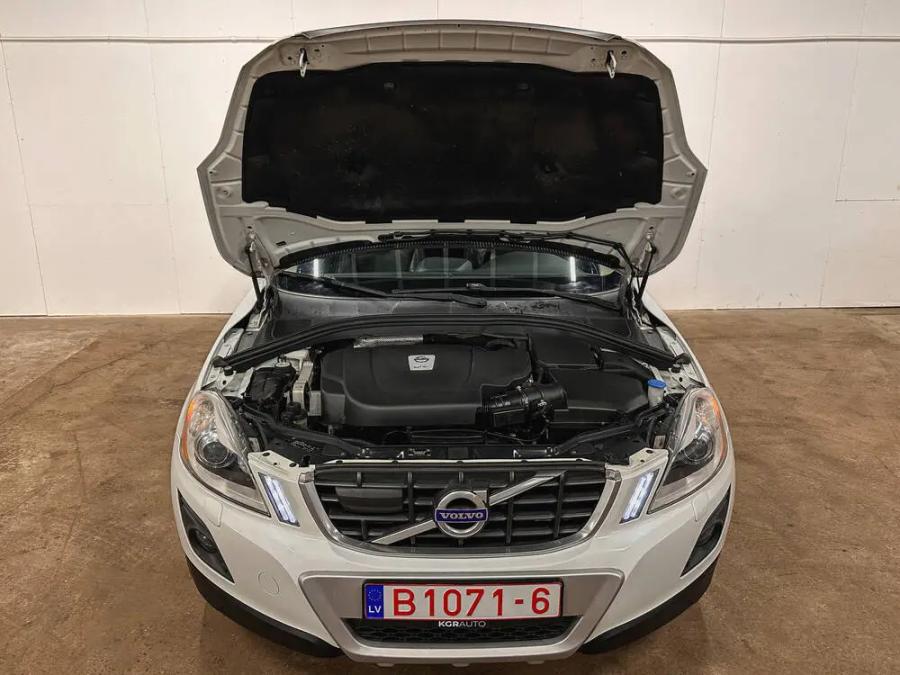 White Volvo XC60 2009 in Jurmala, with an engine capacity of 2.40 L and mileage of 334 thousand km for 9995 €, photo 45 on AUTOMOTO.COM.LV