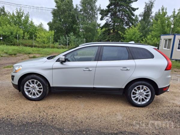 White Volvo XC60 2009 in Riga, with an engine capacity of 2.40 L and mileage of 295 thousand km for 8895 €, photo 2 on AUTOMOTO.COM.LV