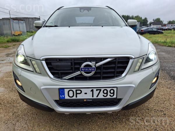 White Volvo XC60 2009 in Riga, with an engine capacity of 2.40 L and mileage of 295 thousand km for 8895 €, photo 4 on AUTOMOTO.COM.LV