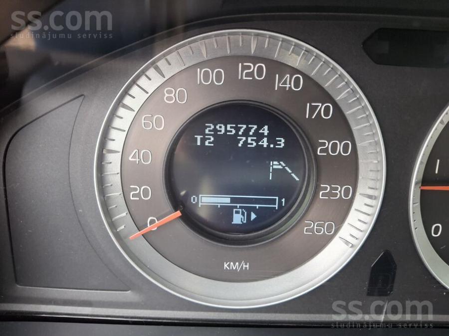 Balts Volvo XC60 2009 Rīga, ar dzinēja tilpumu 2.40 L un nobraukumu 295 tūkst. km par 8895 €, foto 24 vietnē AUTOMOTO.COM.LV