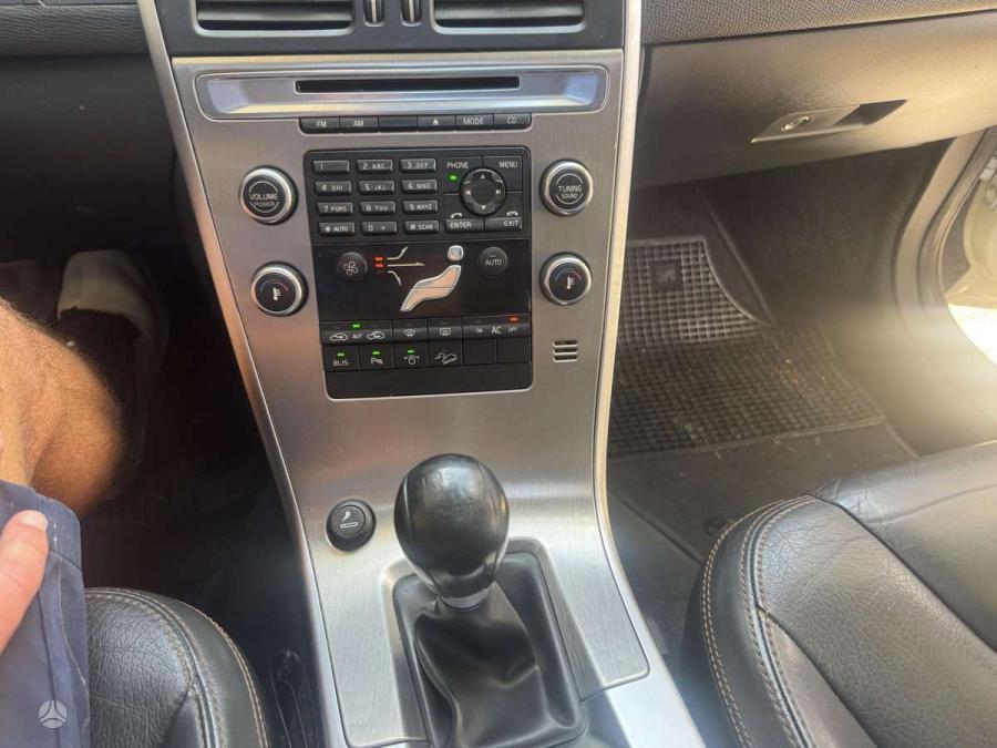 Balts Volvo XC60 2009 Utena, ar dzinēja tilpumu 2.40 L un nobraukumu 360 tūkst. km par 5700 €, foto 9 vietnē AUTOMOTO.COM.LV