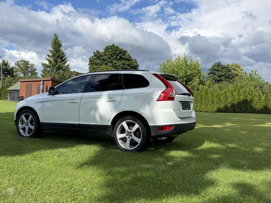 White Volvo XC60 2009 in Vilnius, with an engine capacity of 2.40 L and mileage of 278 thousand km for 7450 €, photo 4 on AUTOMOTO.COM.LV