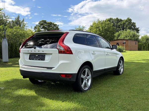 White Volvo XC60 2009 in Vilnius, with an engine capacity of 2.40 L and mileage of 278 thousand km for 7450 €, photo 4 on AUTOMOTO.COM.LV