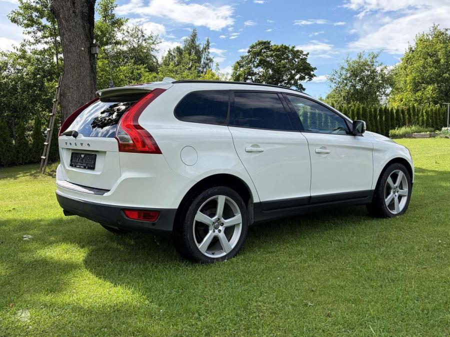 White Volvo XC60 2009 in Vilnius, with an engine capacity of 2.40 L and mileage of 278 thousand km for 7450 €, photo 7 on AUTOMOTO.COM.LV