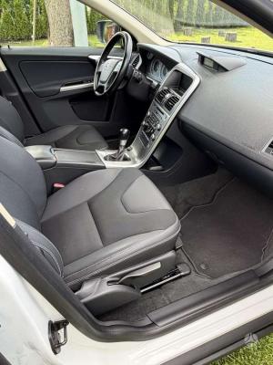 White Volvo XC60 2009 in Vilnius, with an engine capacity of 2.40 L and mileage of 278 thousand km for 7450 €, photo 8 on AUTOMOTO.COM.LV