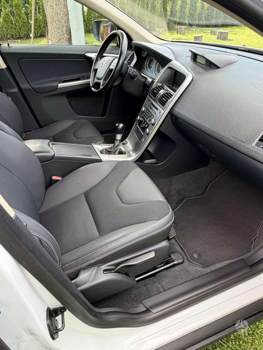 White Volvo XC60 2009 in Vilnius, with an engine capacity of 2.40 L and mileage of 278 thousand km for 7450 €, photo 8 on AUTOMOTO.COM.LV