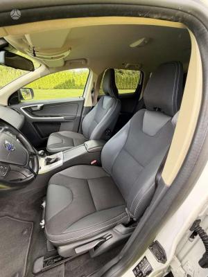 White Volvo XC60 2009 in Vilnius, with an engine capacity of 2.40 L and mileage of 278 thousand km for 7450 €, photo 9 on AUTOMOTO.COM.LV