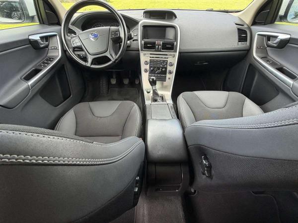White Volvo XC60 2009 in Vilnius, with an engine capacity of 2.40 L and mileage of 278 thousand km for 7450 €, photo 9 on AUTOMOTO.COM.LV