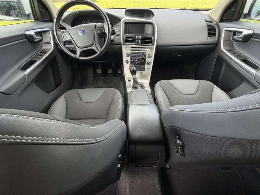 White Volvo XC60 2009 in Vilnius, with an engine capacity of 2.40 L and mileage of 278 thousand km for 7450 €, photo 10 on AUTOMOTO.COM.LV