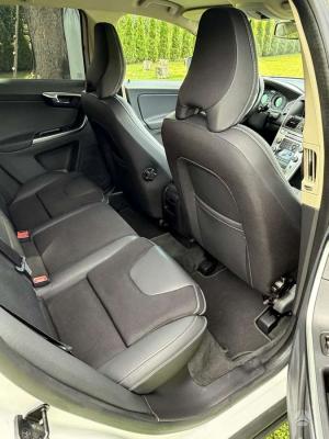White Volvo XC60 2009 in Vilnius, with an engine capacity of 2.40 L and mileage of 278 thousand km for 7450 €, photo 11 on AUTOMOTO.COM.LV