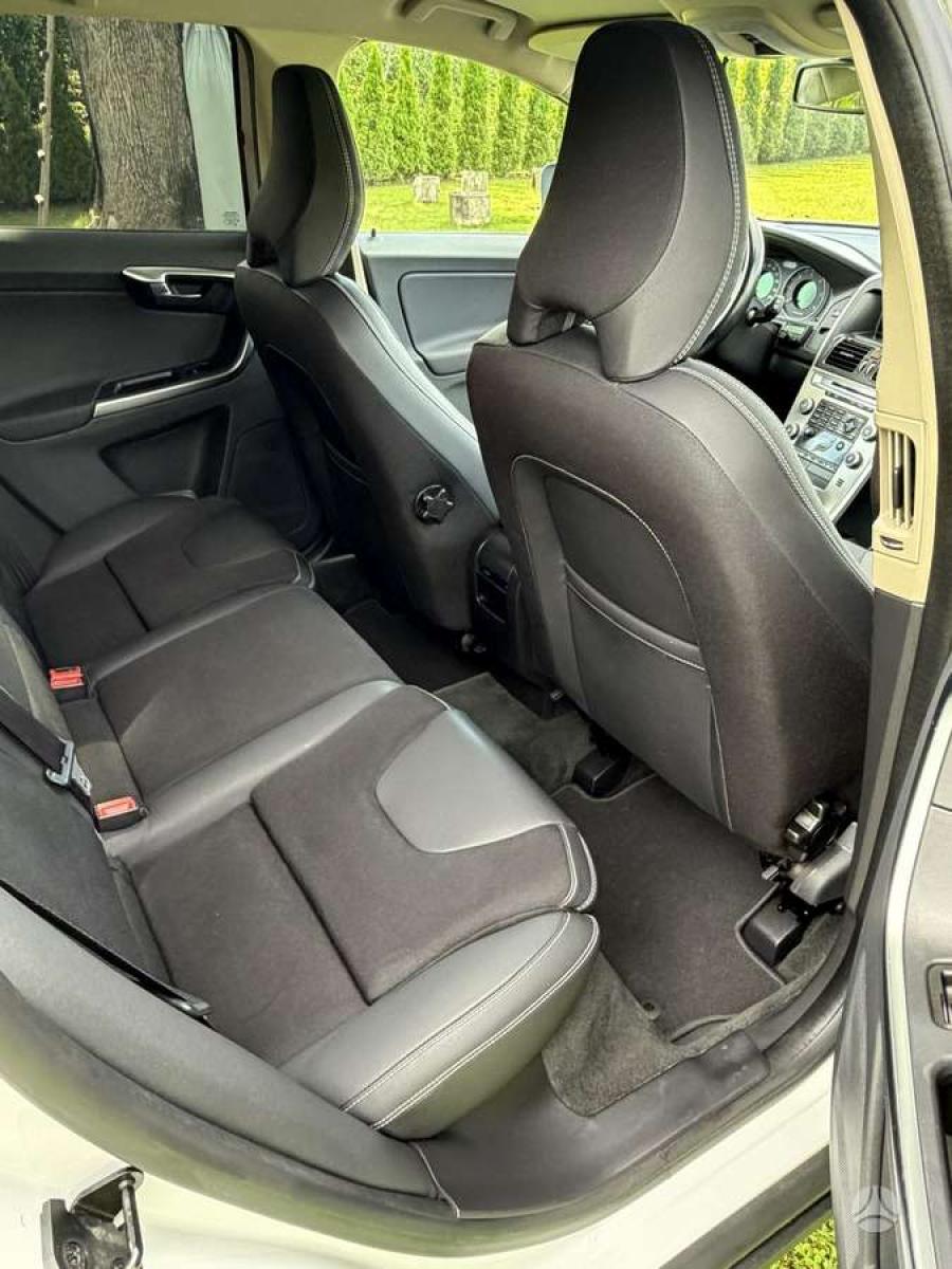 White Volvo XC60 2009 in Vilnius, with an engine capacity of 2.40 L and mileage of 278 thousand km for 7450 €, photo 11 on AUTOMOTO.COM.LV