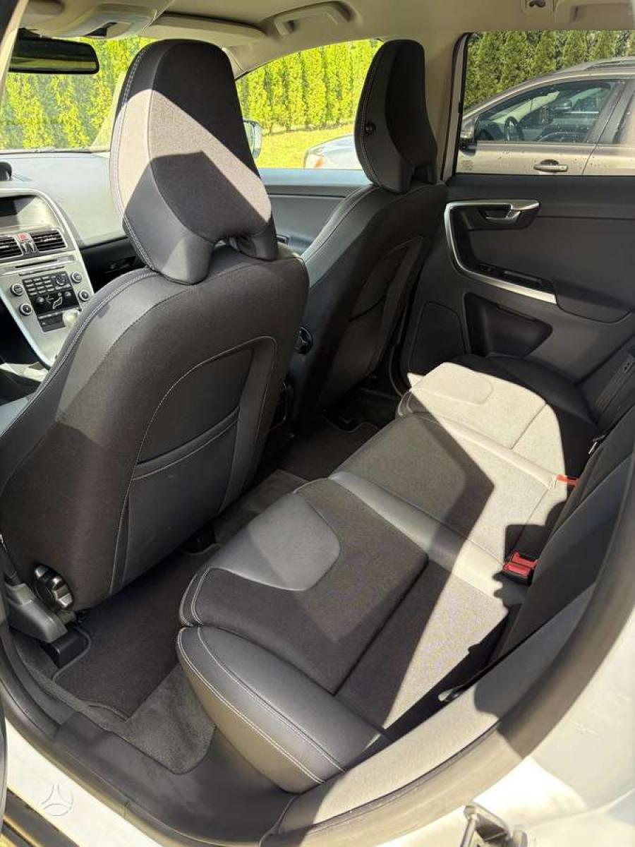 White Volvo XC60 2009 in Vilnius, with an engine capacity of 2.40 L and mileage of 278 thousand km for 7450 €, photo 15 on AUTOMOTO.COM.LV