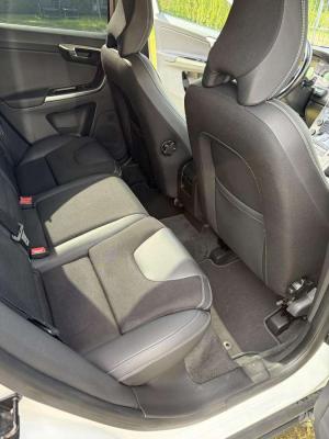 White Volvo XC60 2009 in Vilnius, with an engine capacity of 2.40 L and mileage of 278 thousand km for 7450 €, photo 16 on AUTOMOTO.COM.LV