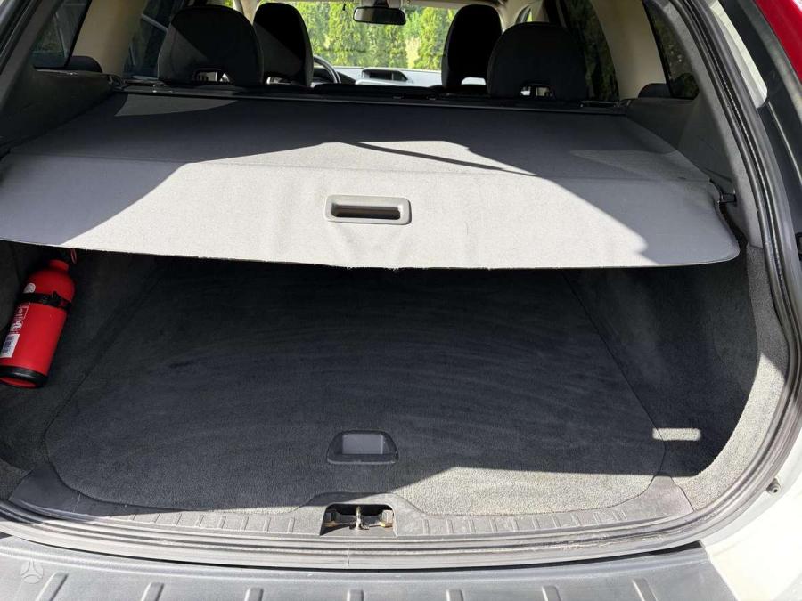 White Volvo XC60 2009 in Vilnius, with an engine capacity of 2.40 L and mileage of 278 thousand km for 7450 €, photo 17 on AUTOMOTO.COM.LV