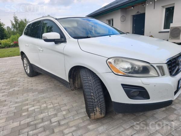 Balts Volvo XC60 2009 Rīga, ar dzinēja tilpumu 2.40 L un nobraukumu 370 tūkst. km par 5800 €, foto 1 vietnē AUTOMOTO.COM.LV