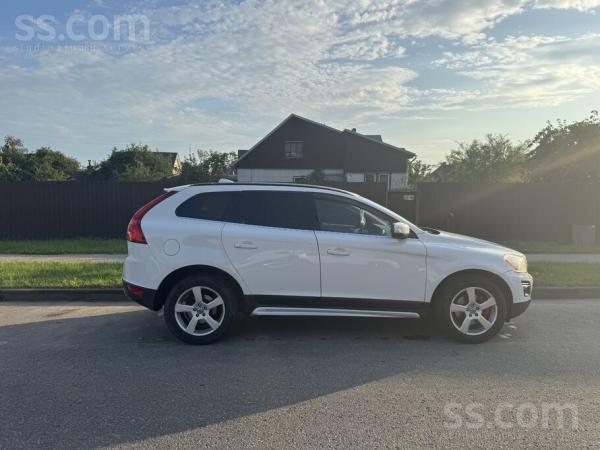 Balts Volvo XC60 2009 Daugavpils, ar dzinēja tilpumu 2.40 L un nobraukumu 0 tūkst. km par 6500 €, foto 3 vietnē AUTOMOTO.COM.LV