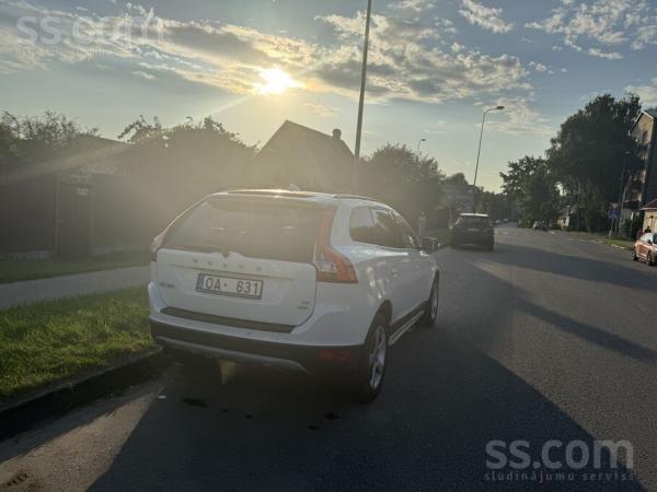 Balts Volvo XC60 2009 Daugavpils, ar dzinēja tilpumu 2.40 L un nobraukumu 0 tūkst. km par 6500 €, foto 4 vietnē AUTOMOTO.COM.LV