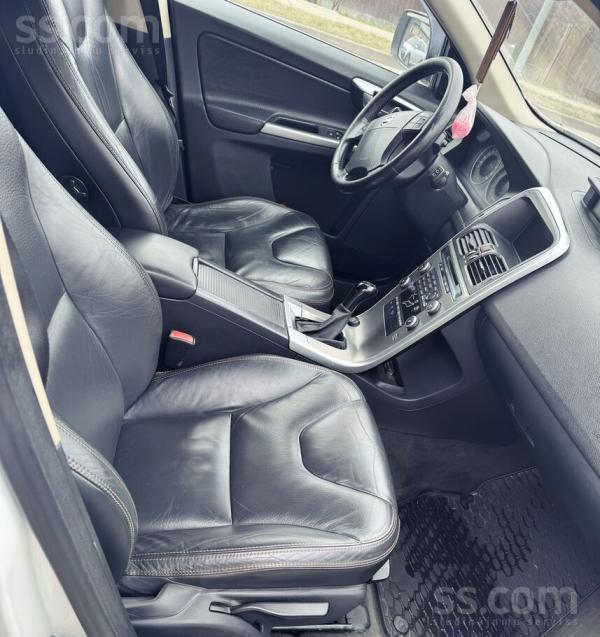 Balts Volvo XC60 2009 Daugavpils, ar dzinēja tilpumu 2.40 L un nobraukumu 0 tūkst. km par 6500 €, foto 5 vietnē AUTOMOTO.COM.LV