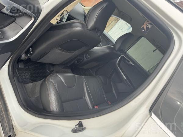 Balts Volvo XC60 2009 Daugavpils, ar dzinēja tilpumu 2.40 L un nobraukumu 0 tūkst. km par 6500 €, foto 7 vietnē AUTOMOTO.COM.LV