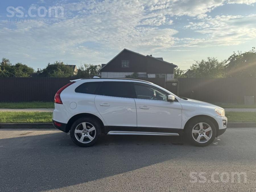 White Volvo XC60 2009 in Daugavpils, with an engine capacity of 2.40 L and mileage of 0 thousand km for 6500 €, photo 4 on AUTOMOTO.COM.LV