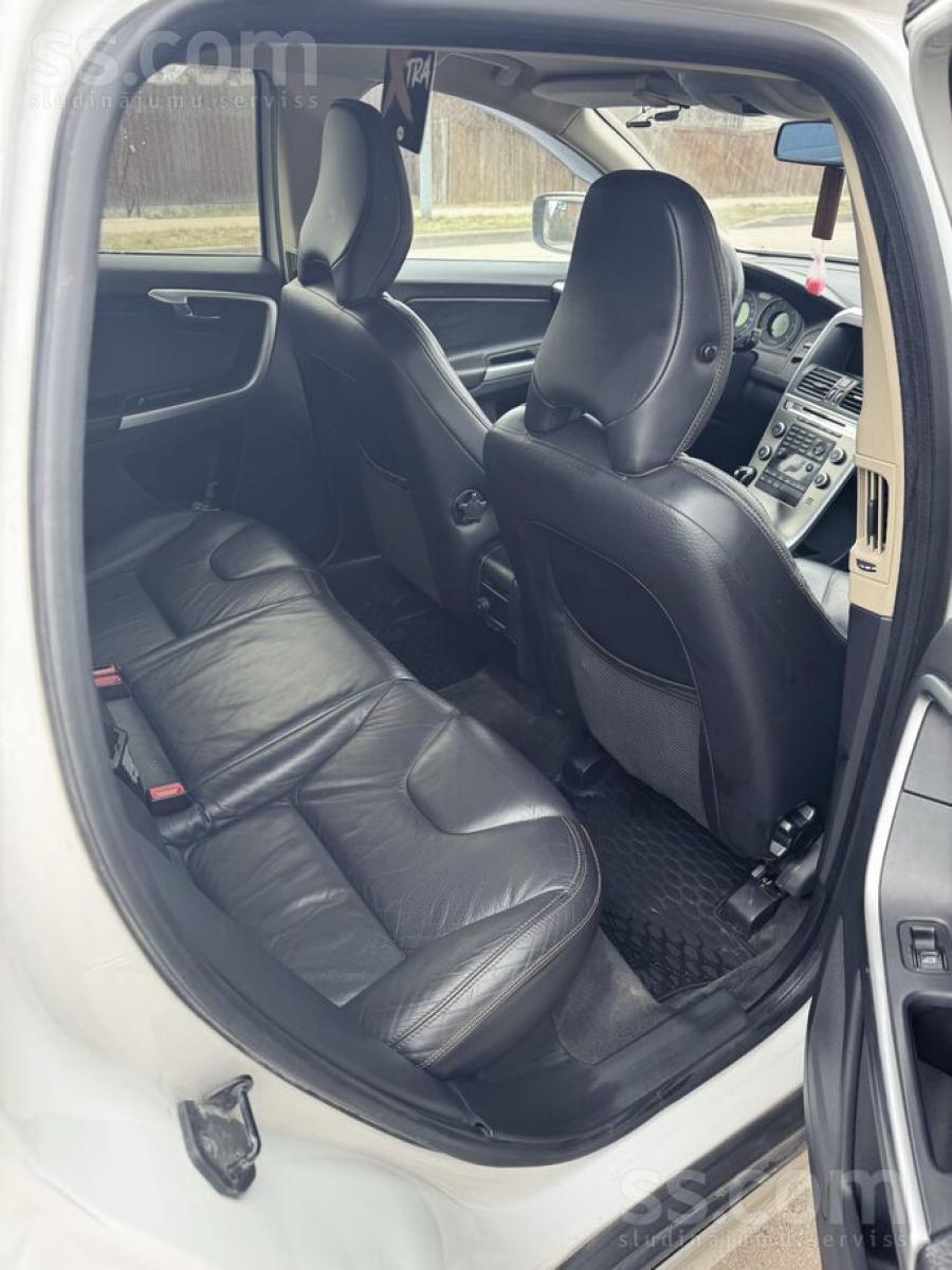 White Volvo XC60 2009 in Daugavpils, with an engine capacity of 2.40 L and mileage of 0 thousand km for 6500 €, photo 7 on AUTOMOTO.COM.LV