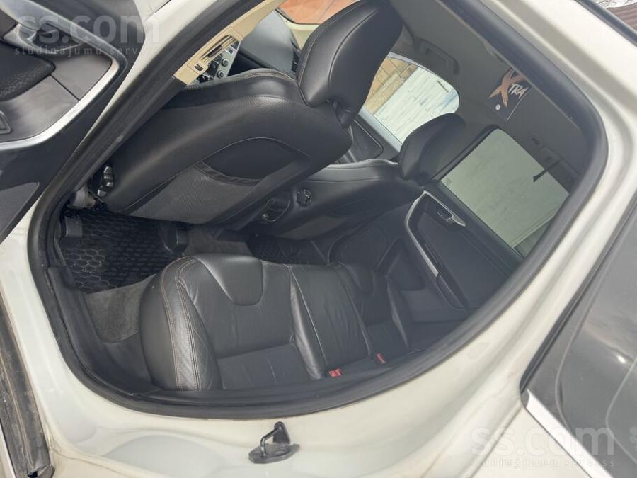 White Volvo XC60 2009 in Daugavpils, with an engine capacity of 2.40 L and mileage of 0 thousand km for 6500 €, photo 8 on AUTOMOTO.COM.LV