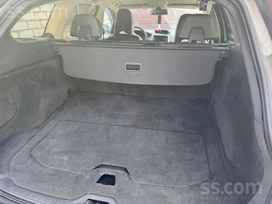 White Volvo XC60 2009 in Daugavpils, with an engine capacity of 2.40 L and mileage of 0 thousand km for 6500 €, photo 9 on AUTOMOTO.COM.LV