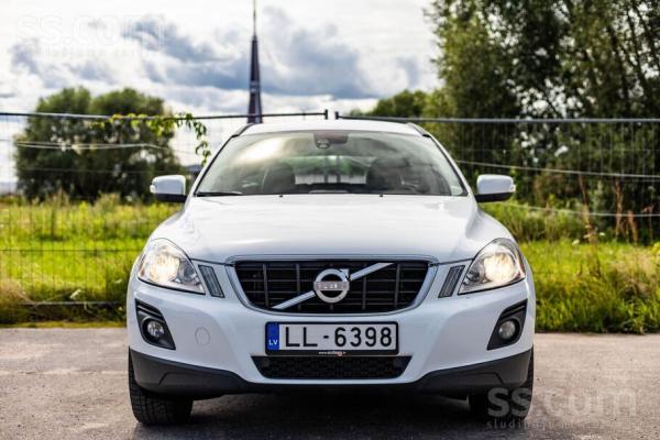 White Volvo XC60 2009 in Riga, with an engine capacity of 2.40 L and mileage of 382 thousand km for 6690 €, photo 3 on AUTOMOTO.COM.LV