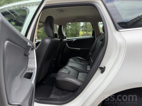 Balts Volvo XC60 2009 Rēzekne, ar dzinēja tilpumu 2.40 L un nobraukumu 226 tūkst. km par 7990 €, foto 9 vietnē AUTOMOTO.COM.LV