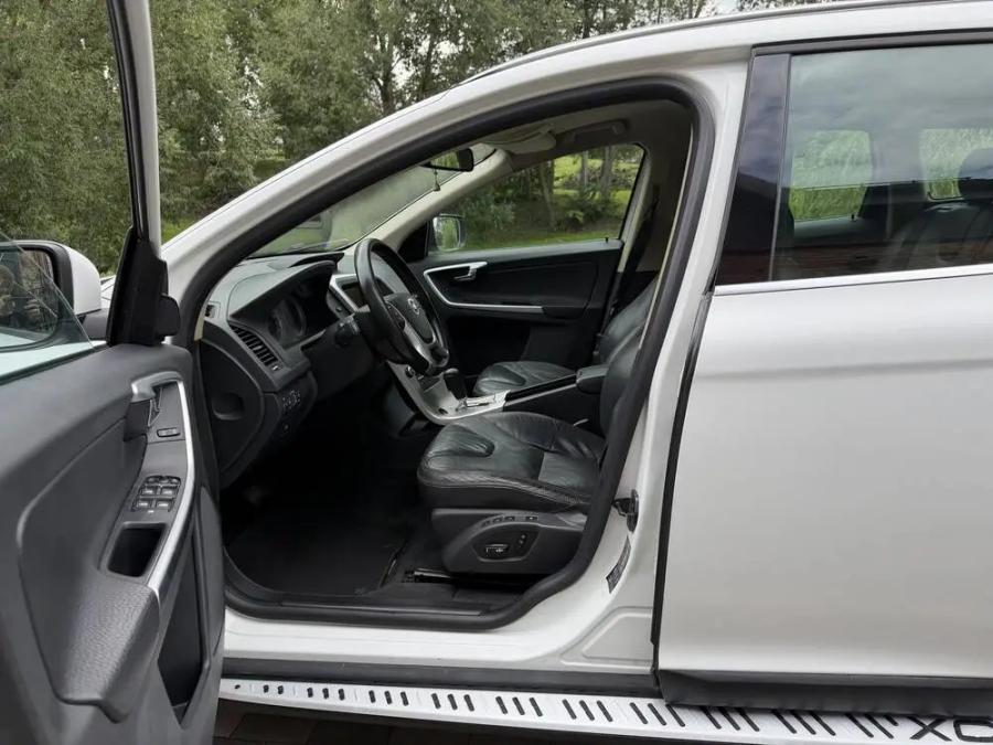 Balts Volvo XC60 2009 Rēzekne, ar dzinēja tilpumu 2.40 L un nobraukumu 226 tūkst. km par 7990 €, foto 9 vietnē AUTOMOTO.COM.LV