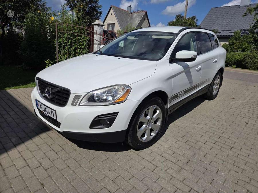 White Volvo XC60 2009 in Trakai, with an engine capacity of 2.40 L and mileage of 203 thousand km for 9000 €, photo 1 on AUTOMOTO.COM.LV