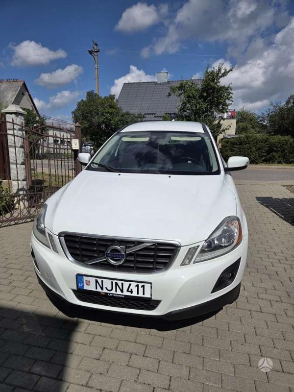 White Volvo XC60 2009 in Trakai, with an engine capacity of 2.40 L and mileage of 203 thousand km for 9000 €, photo 3 on AUTOMOTO.COM.LV