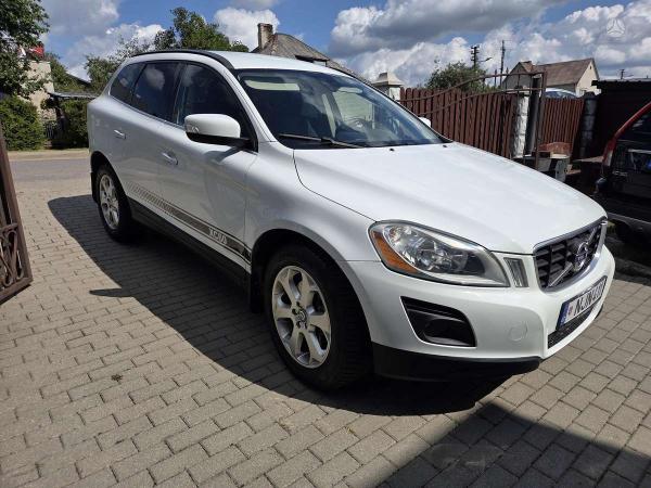 White Volvo XC60 2009 in Trakai, with an engine capacity of 2.40 L and mileage of 203 thousand km for 9000 €, photo 4 on AUTOMOTO.COM.LV