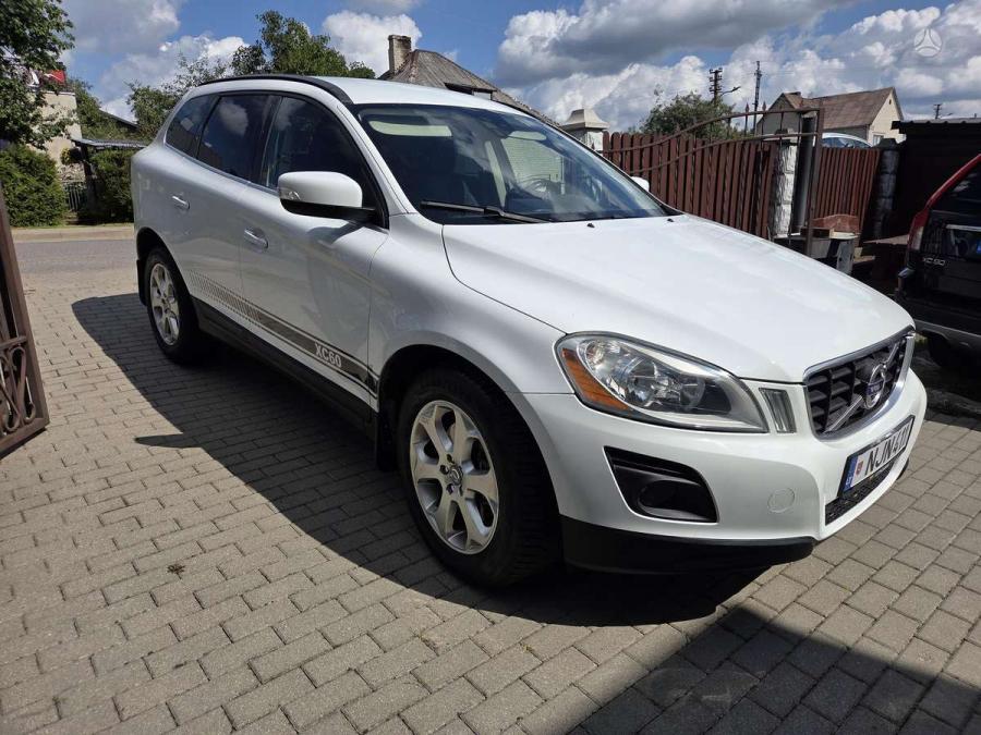 White Volvo XC60 2009 in Trakai, with an engine capacity of 2.40 L and mileage of 203 thousand km for 9000 €, photo 4 on AUTOMOTO.COM.LV