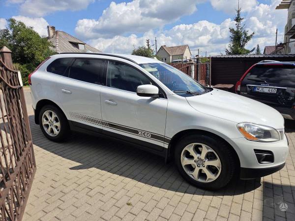 White Volvo XC60 2009 in Trakai, with an engine capacity of 2.40 L and mileage of 203 thousand km for 9000 €, photo 5 on AUTOMOTO.COM.LV