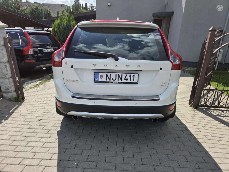 White Volvo XC60 2009 in Trakai, with an engine capacity of 2.40 L and mileage of 203 thousand km for 9000 €, photo 6 on AUTOMOTO.COM.LV