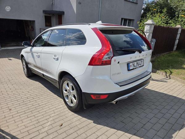 White Volvo XC60 2009 in Trakai, with an engine capacity of 2.40 L and mileage of 203 thousand km for 9000 €, photo 7 on AUTOMOTO.COM.LV